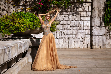Elegante Soiree De Luxe Mode Glamour Elegante Femme Elegante En Robe Longue Pose En Plein Air Dans Un Complexe De Luxe En Turquie Modele Feminin En Robe Longue Incroyable Vogue Couture Banque